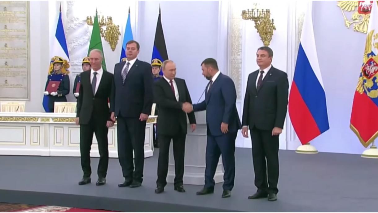 روسیې د اوکراین څلور سیمې د ځانګړو مراسمو په ترڅ کې د خپلې خاورې سره ...